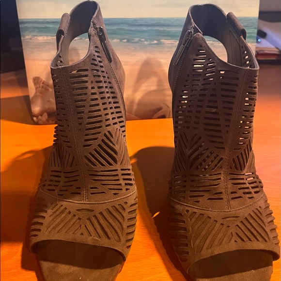 Vince Camuto | Shoes | Vince Camuto Laser Cut Shield Sandals Size 9 ...